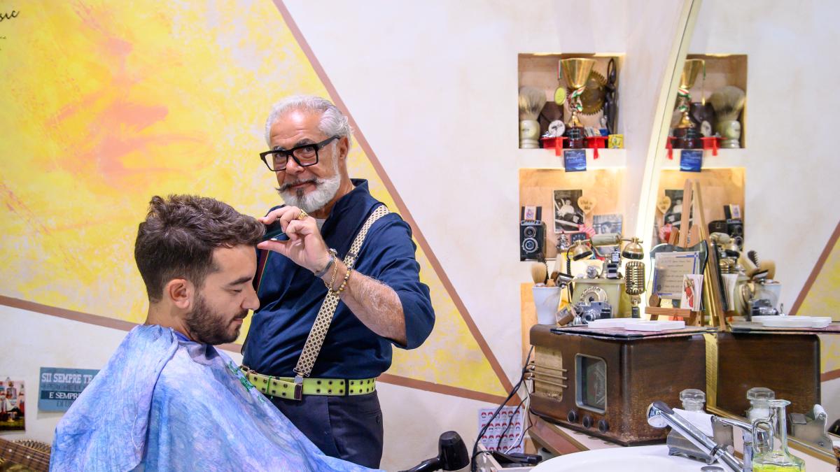 Giuseppe Occhipinti, il barbiere di Milano taglia capelli dalle 8 di ...