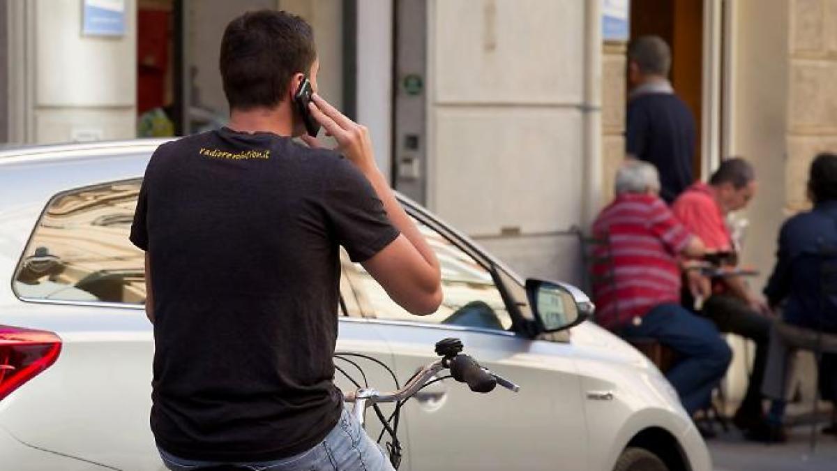 Lecce, alla guida della bici con il cellulare: multa da 165 euro e meno ...