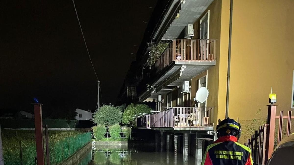 Maltempo in Veneto, tromba d'aria nel Trevigiano. Le piogge nella notte ingrossano i fiumi ...