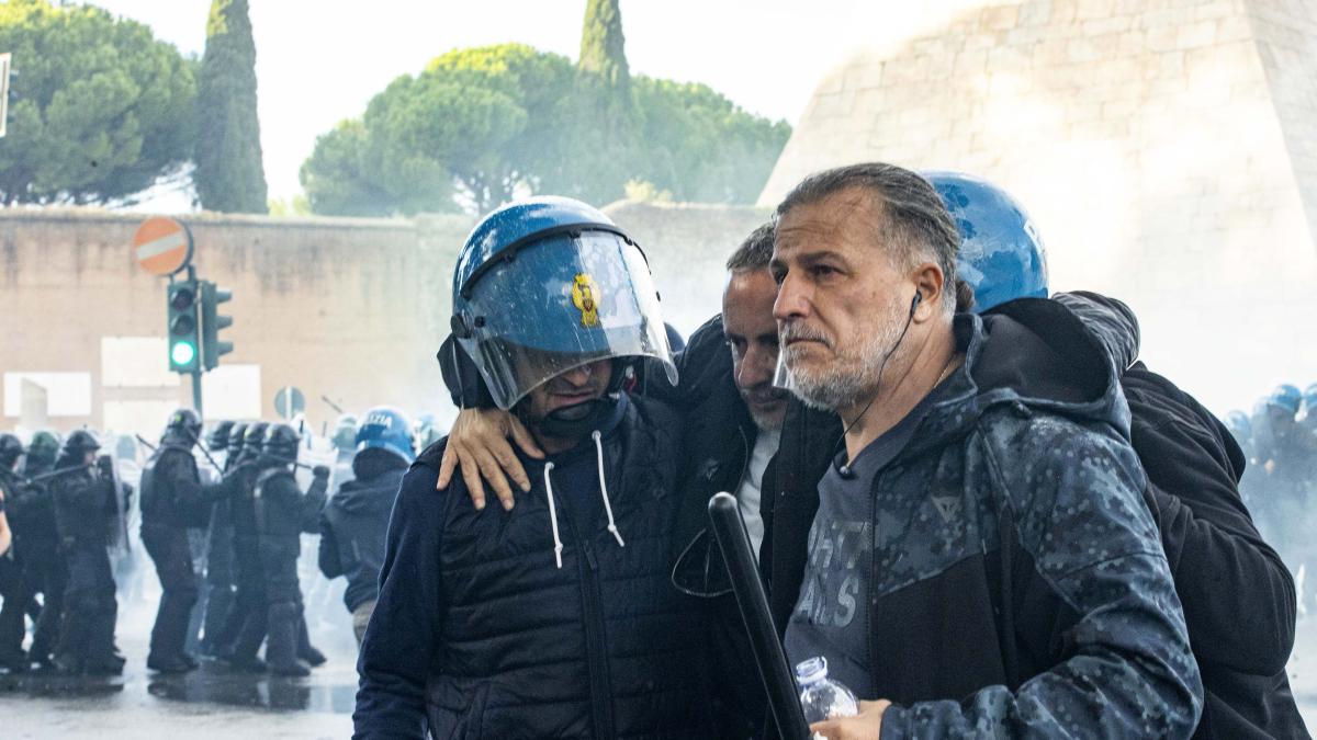 Scontri al corteo pro Pal a Roma, l'ira dei poliziotti: «I black bloc ...