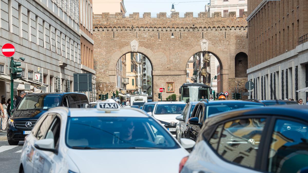 Traffico a Roma, 5.500 multe al giorno. Record di controlli per sosta ...