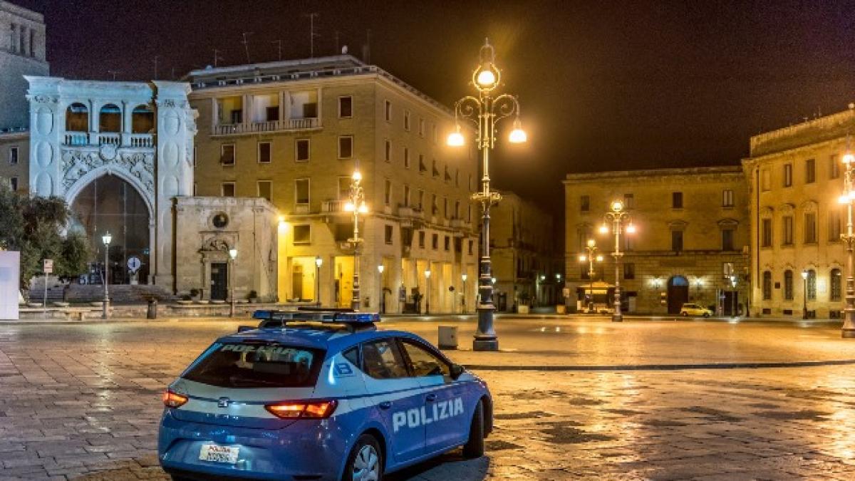Lecce, georgiano cerca di rubare una bici, picchia al volto il proprietario e poi prende a calci ...