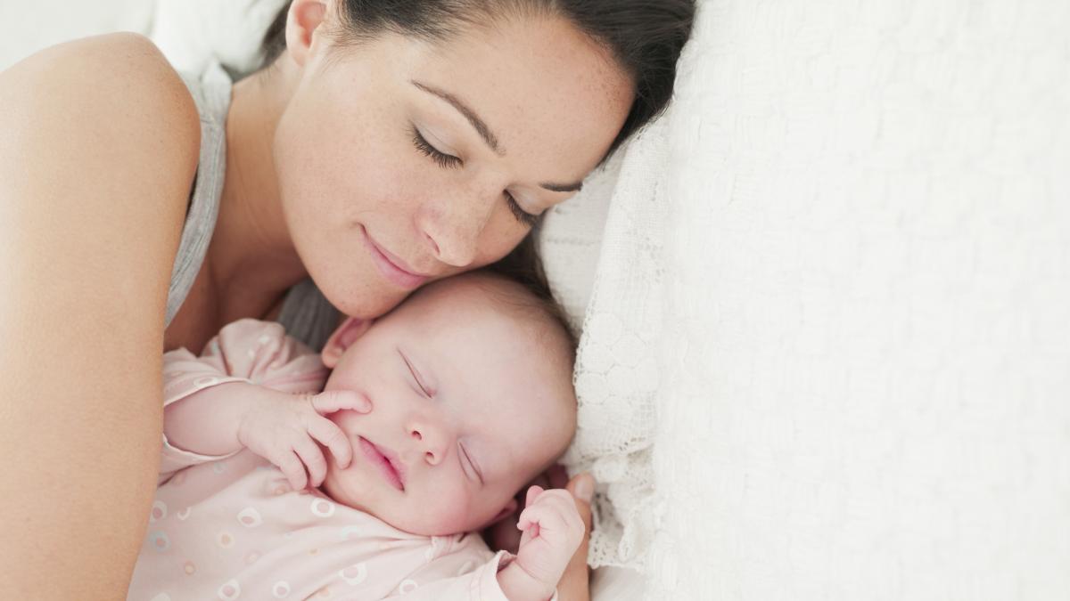 Una mamma su 4 si addormenta durante l'allattamento. Il rischio SIDS e che cosa fare per ...