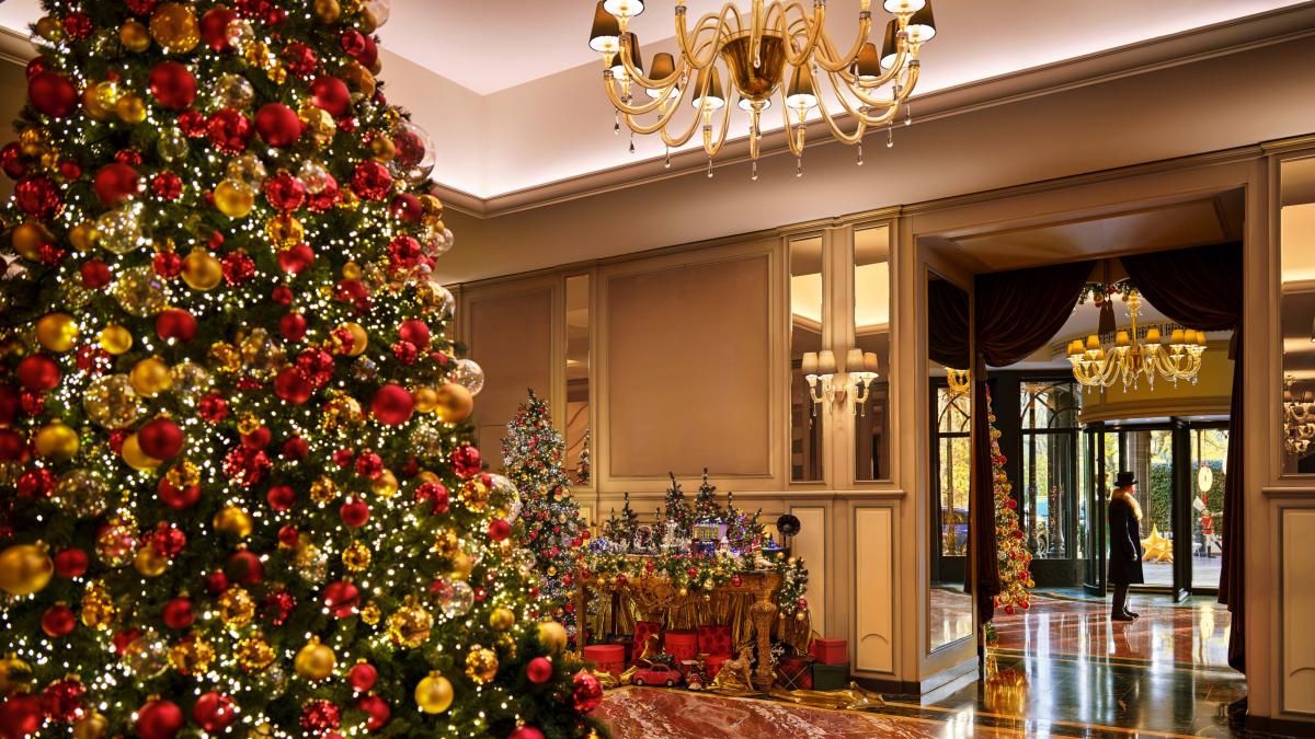Luci, addobbi e stanze a tema: negli hotel di Milano è già Natale, ecco ...
