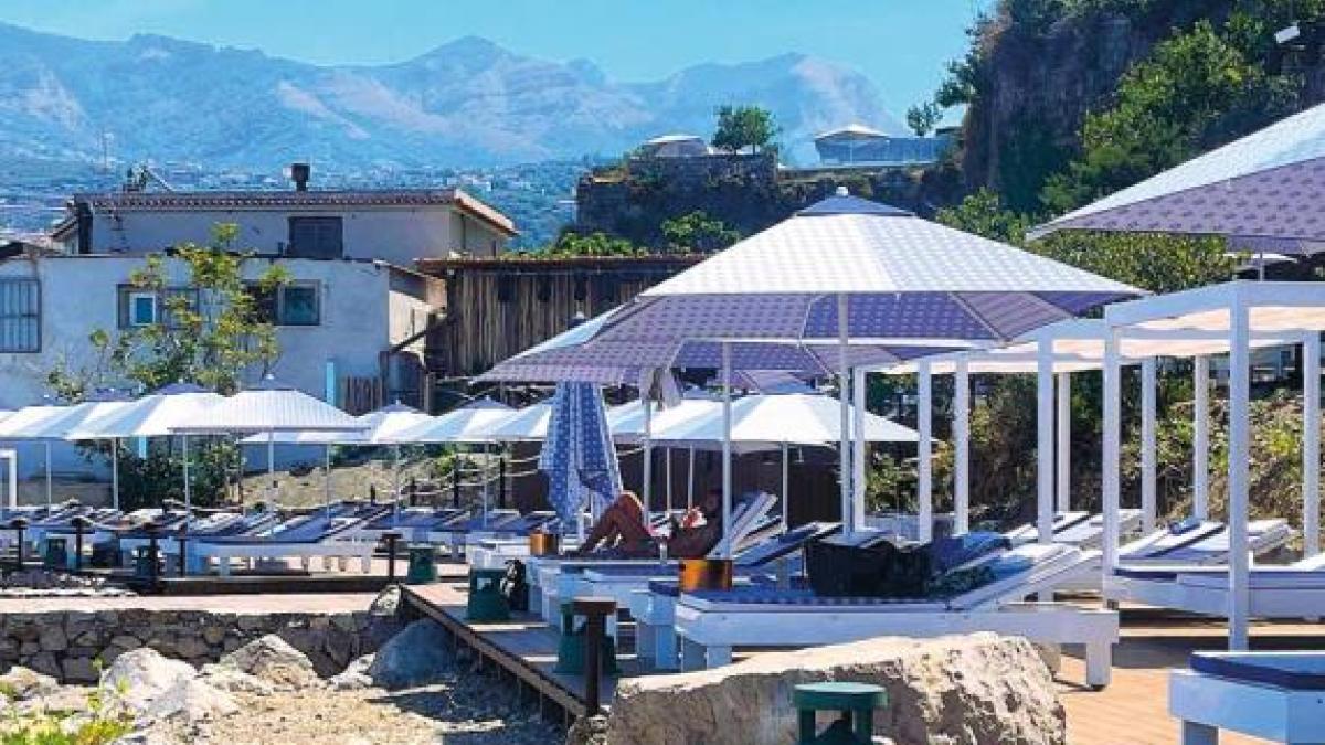 Cava Regia, il Comune di Vico contesta irregolarità edilizie nel beach ...