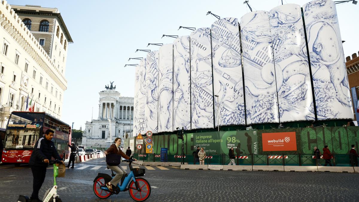 Metro C, l'arte di Pietro Ruffo avvolge il cantiere di piazza Venezia. Gualtieri: «Un ...
