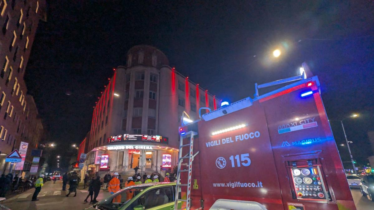 Milano, paura al cinema Anteo: scatta l'allarme, sale evacuate. Gli ... Milano, paura al cinema Anteo: scatta l'allarme, sale evacuate. Gli ...