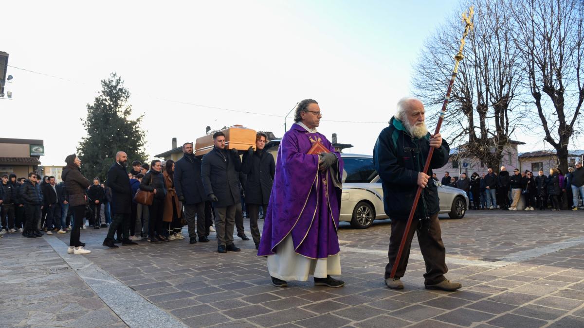 Ucciso a Capodanno, a Provaglio l'addio a Roberto Comelli | Corriere.it