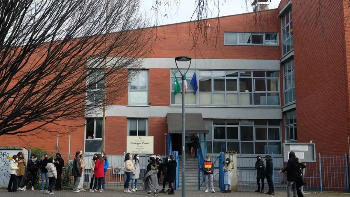 Seregno, liceo Parini, professoressa ferita al volto con un pugno da ...