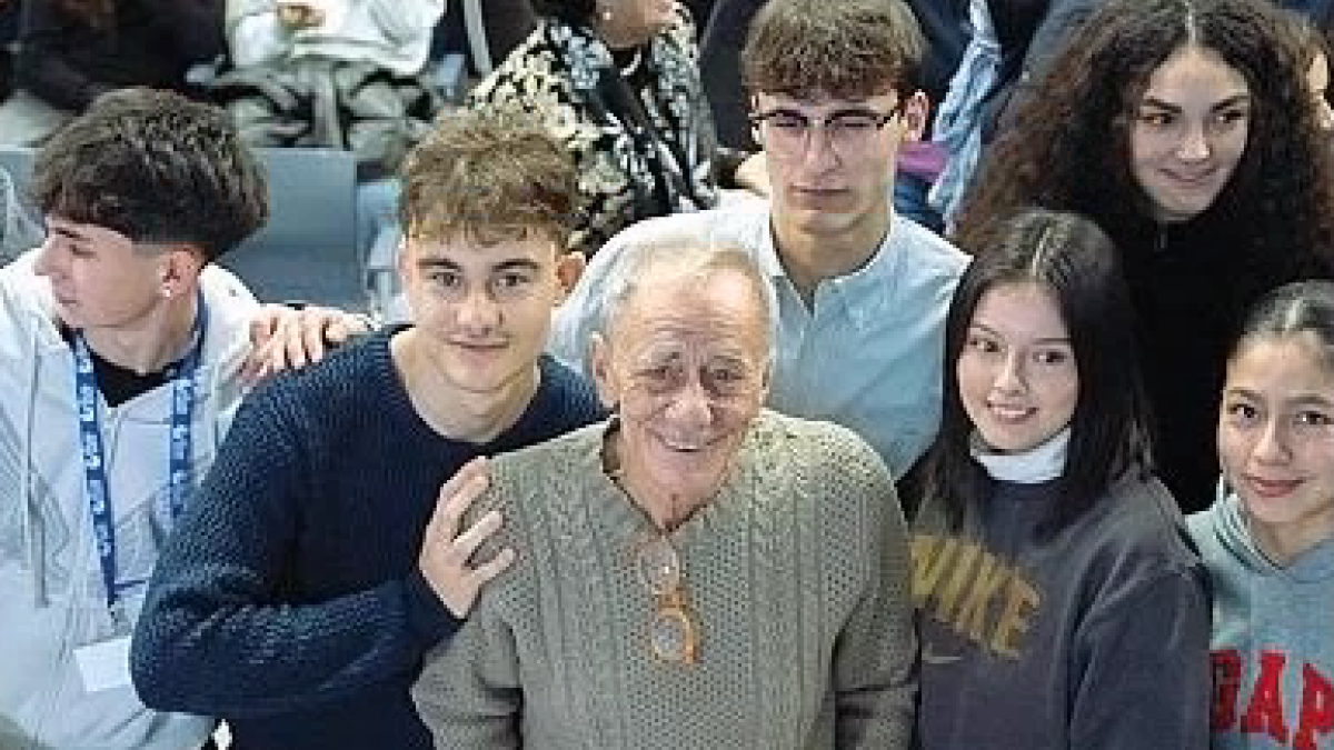 Torino, Roberto Vecchioni al Liceo Einstein per il libro sulle vittime ...
