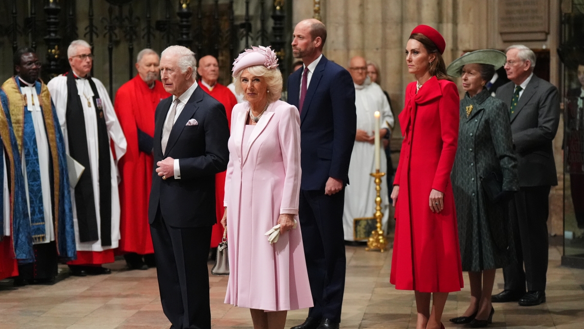 Kate «regina» del Commonwealth a Westminster Abbey (fuori i cartelli ...