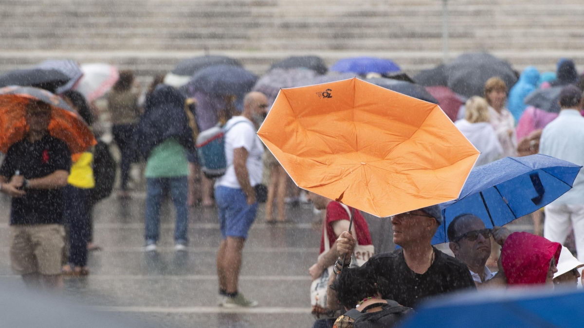 Maltempo a Roma, allerta arancione in cinque regioni: nel Lazio rovesci e vento forte da martedì ...