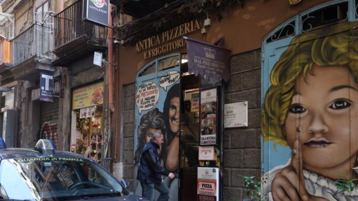 Napoli, accoltellata Deborah Capasso: è titolare della pizzeria «Dal ...