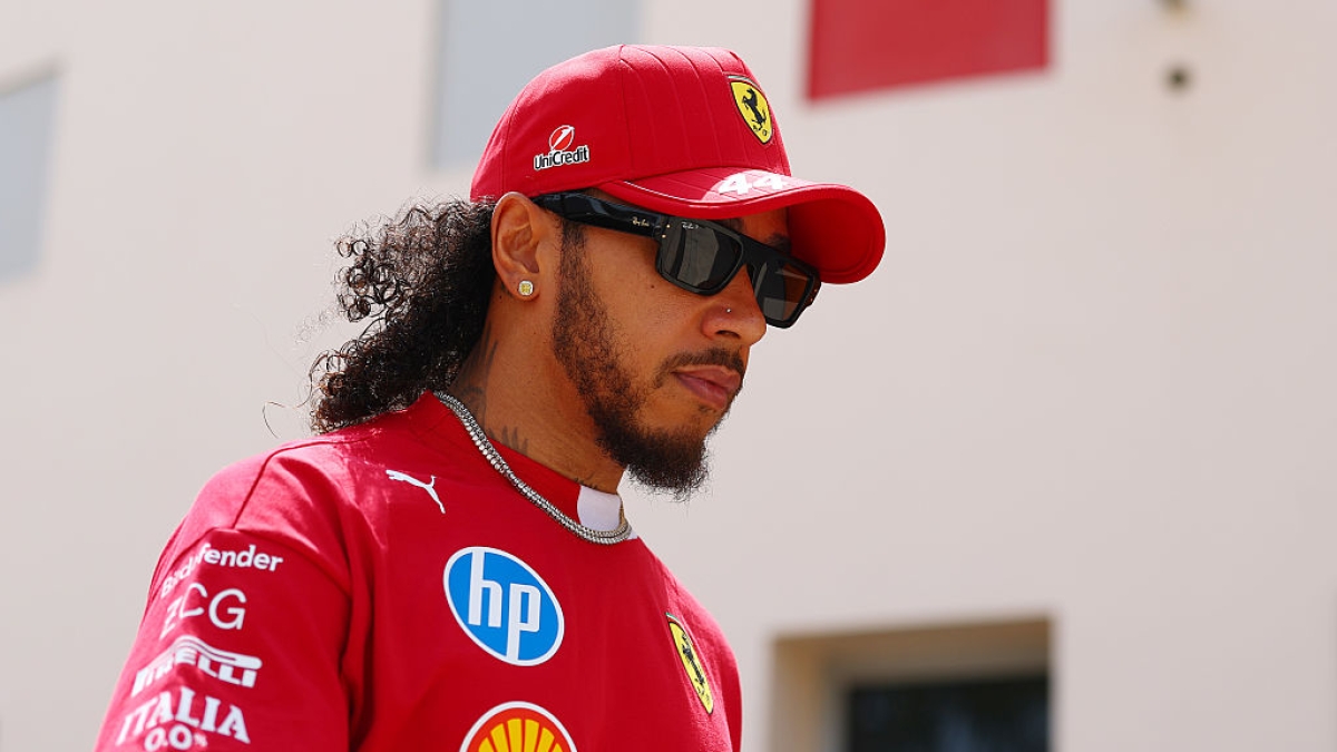 Lewis Hamilton, hair look inedito in Bahrain: capelli sciolti e ricci ...