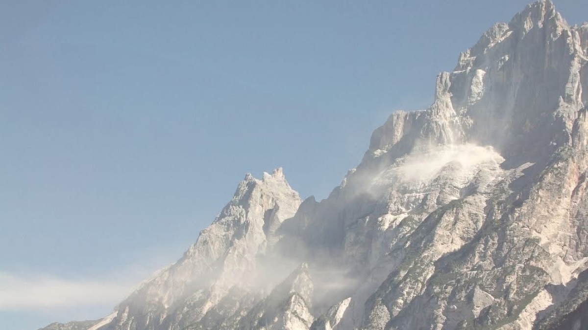 Dolomiti, un'altra frana a croda Marcora: nube di polvere visibile da ...