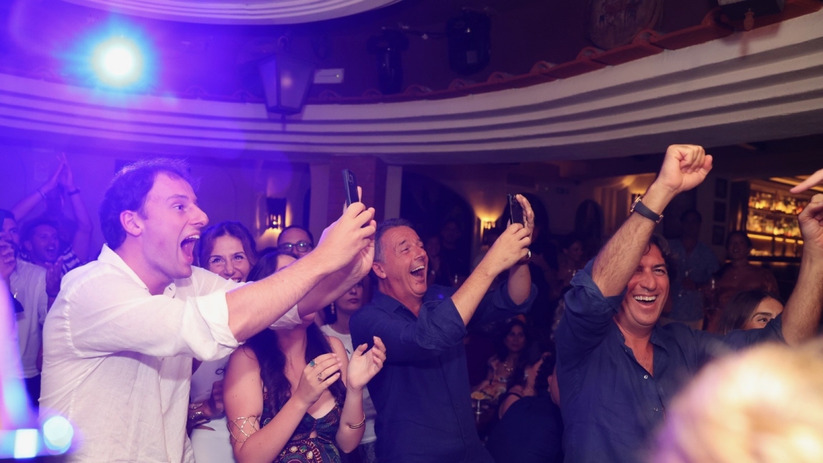 La famiglia Renzi e Jerry Calà a Capri, cantando sulle note di Lucio ...