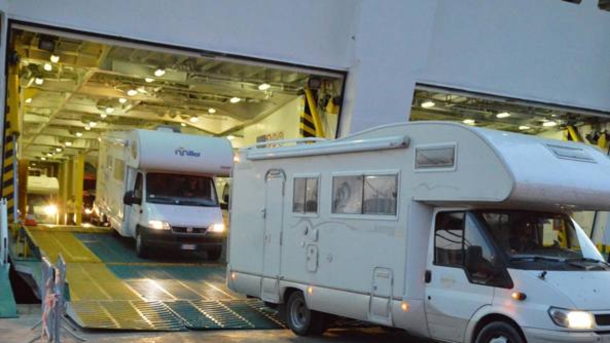 «Aiuto, non respira più»: bambina torinese di 8 mesi muore in auto in ...