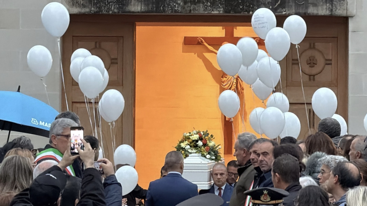 Calimera saluta Elia Perrone, il bimbo di 8 anni ucciso dalla madre ...