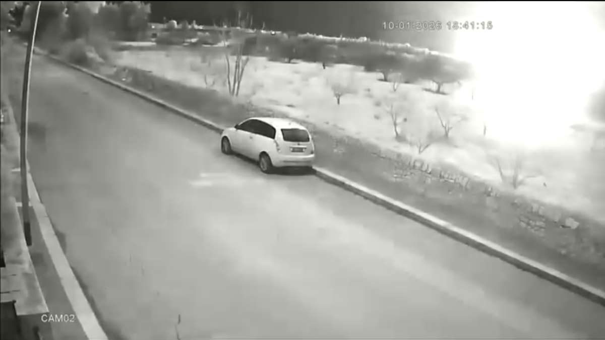 Un forte boato e un bagliore nelle campagne del Barese, tremano i vetri ...