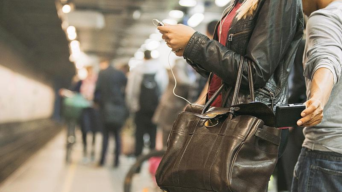 Scippatori di cellulare a Napoli, bus e metrò-trappola: colpiscono ...