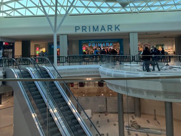 Torino, Primark apre il nuovo negozio: 3500 persone in fila per entrare ...