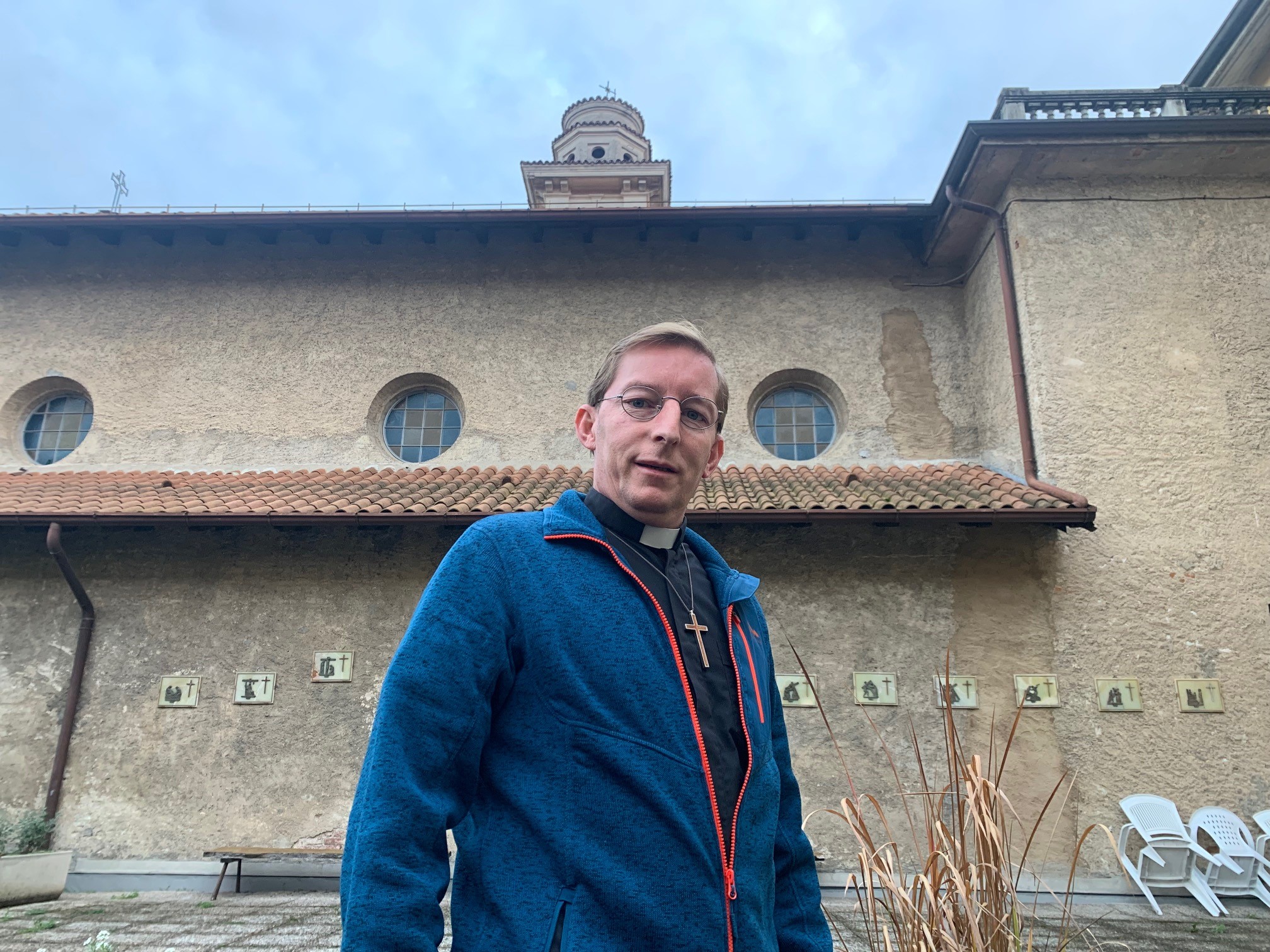 L’ex alcolista divenuto sacerdote: «Aiuto i giovani con la mia storia ...