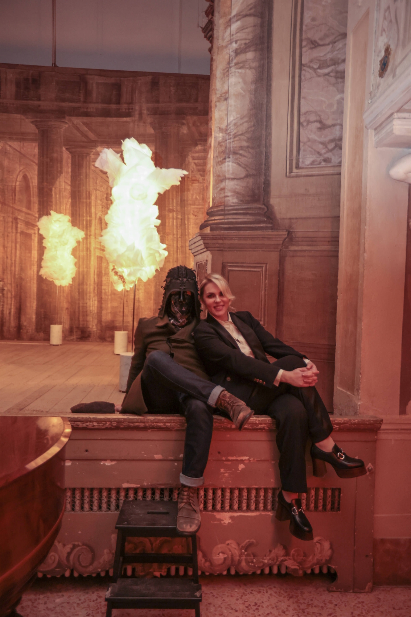 Ilary Blasi a Bologna, visita alla mostra di Malisa Catalani e giro in ...