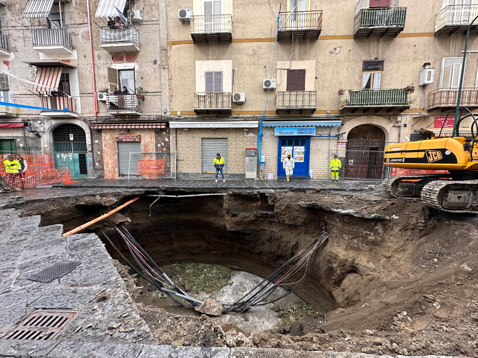 Voragine in via del Cassano a Secondigliano | Corriere.it