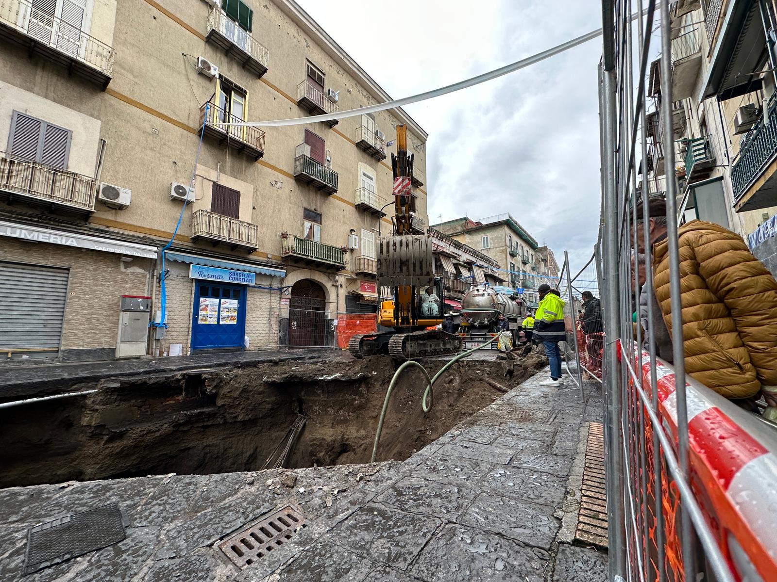 Voragine in via del Cassano a Secondigliano | Corriere.it