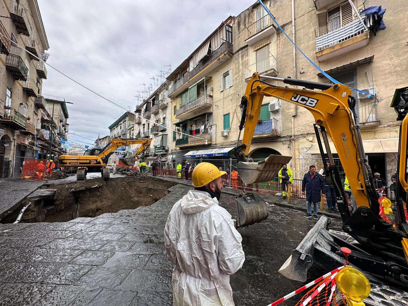 Voragine in via del Cassano a Secondigliano | Corriere.it
