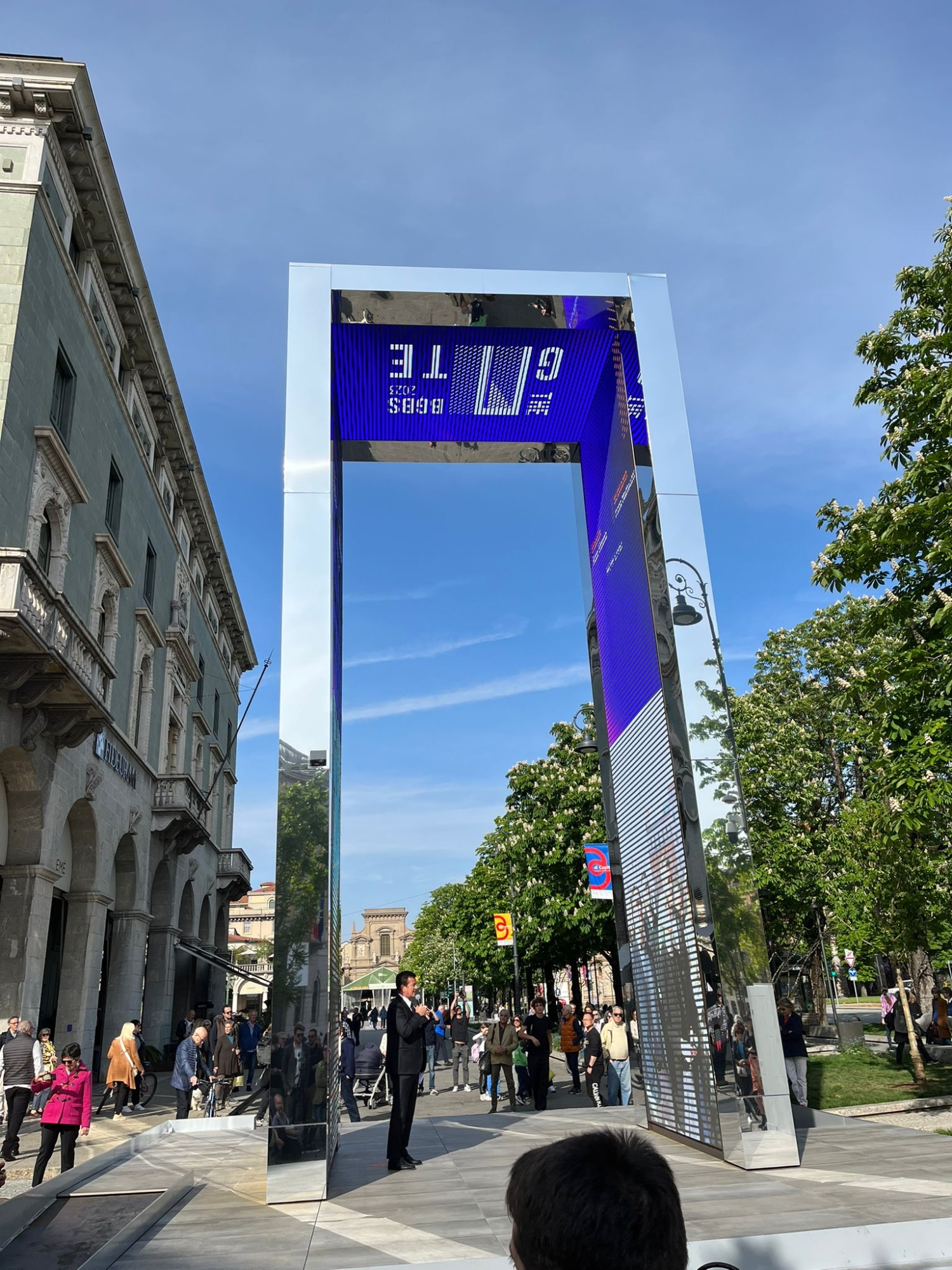 Bergamo, lo Stargate inaugurato in piazza Matteotti: un'installazione ...