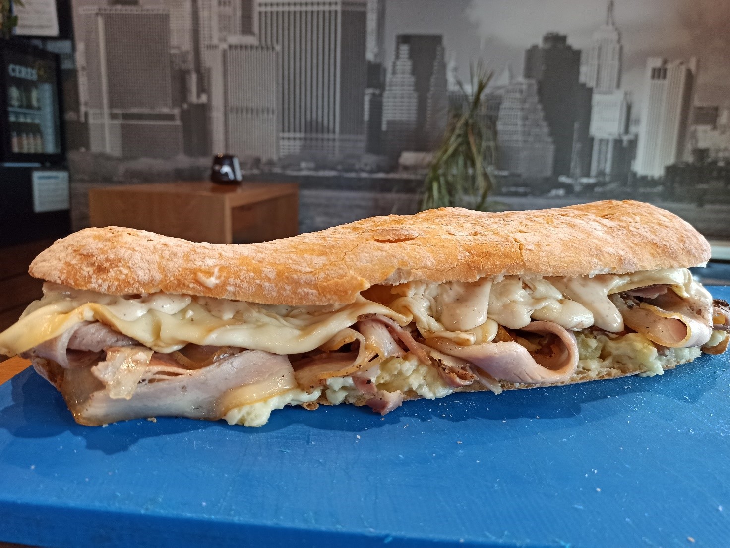 Panino caldo con porchetta da Ariccia, Gin espresso Martini e Chianti ...