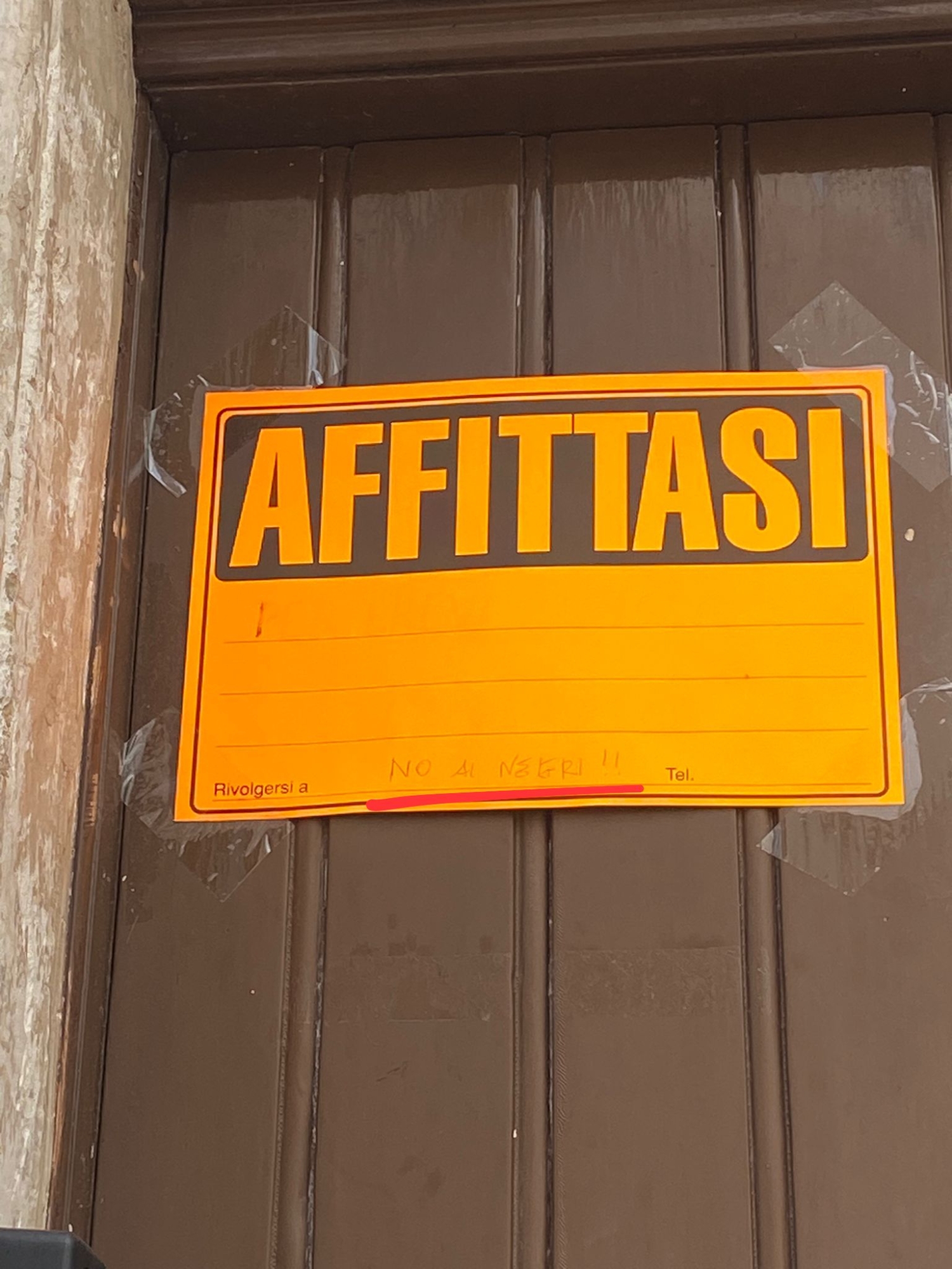 Affittasi casa, ma «non ai negri». Cartello choc a Martina Franca ...