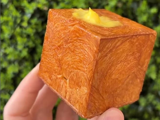 Torino, incredibile coda per una colazione alla «Farmacia del Cambio» e ...