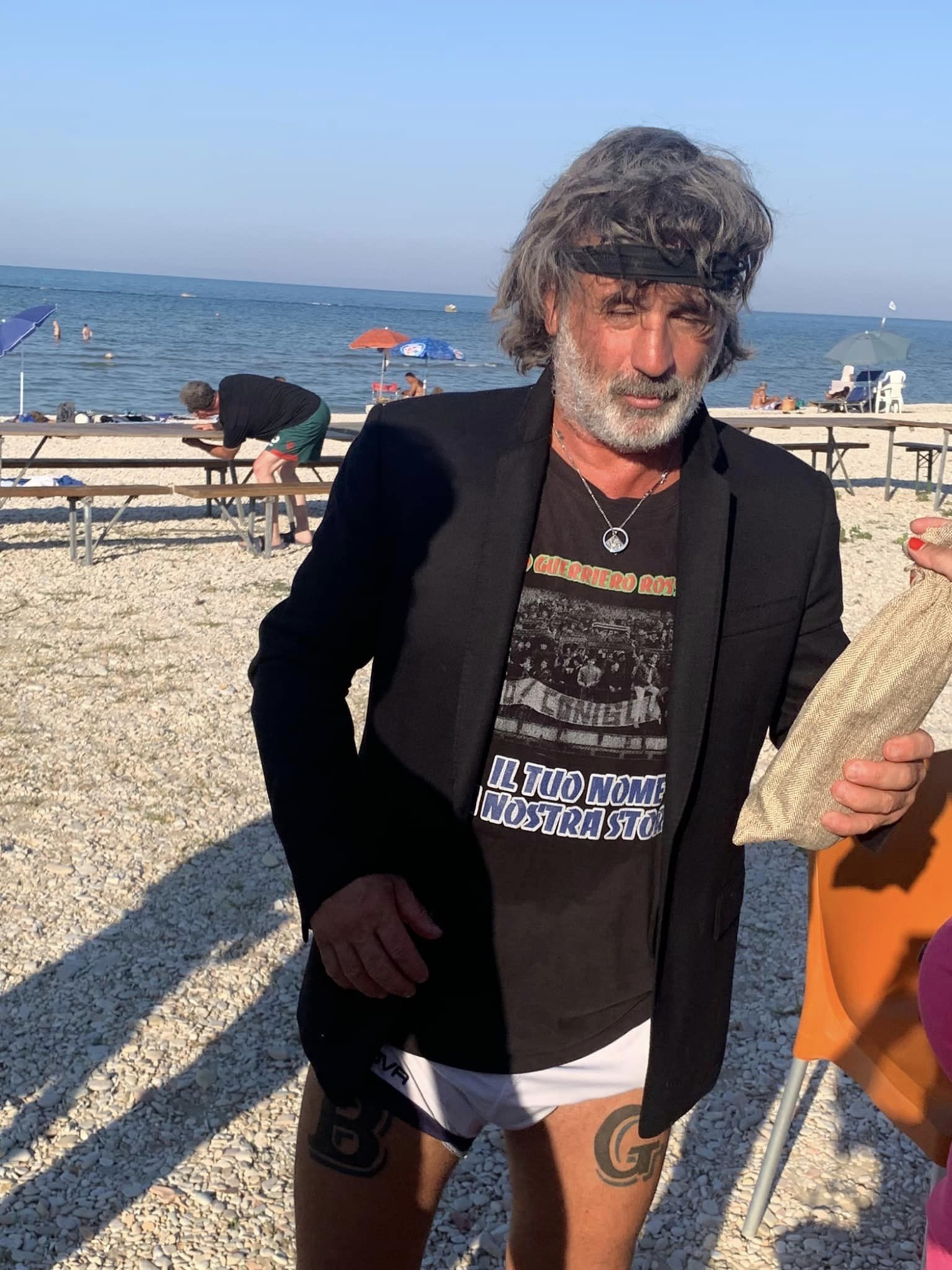 I 50 anni del Bocia: beach party con amici in trasferta nelle Marche ...