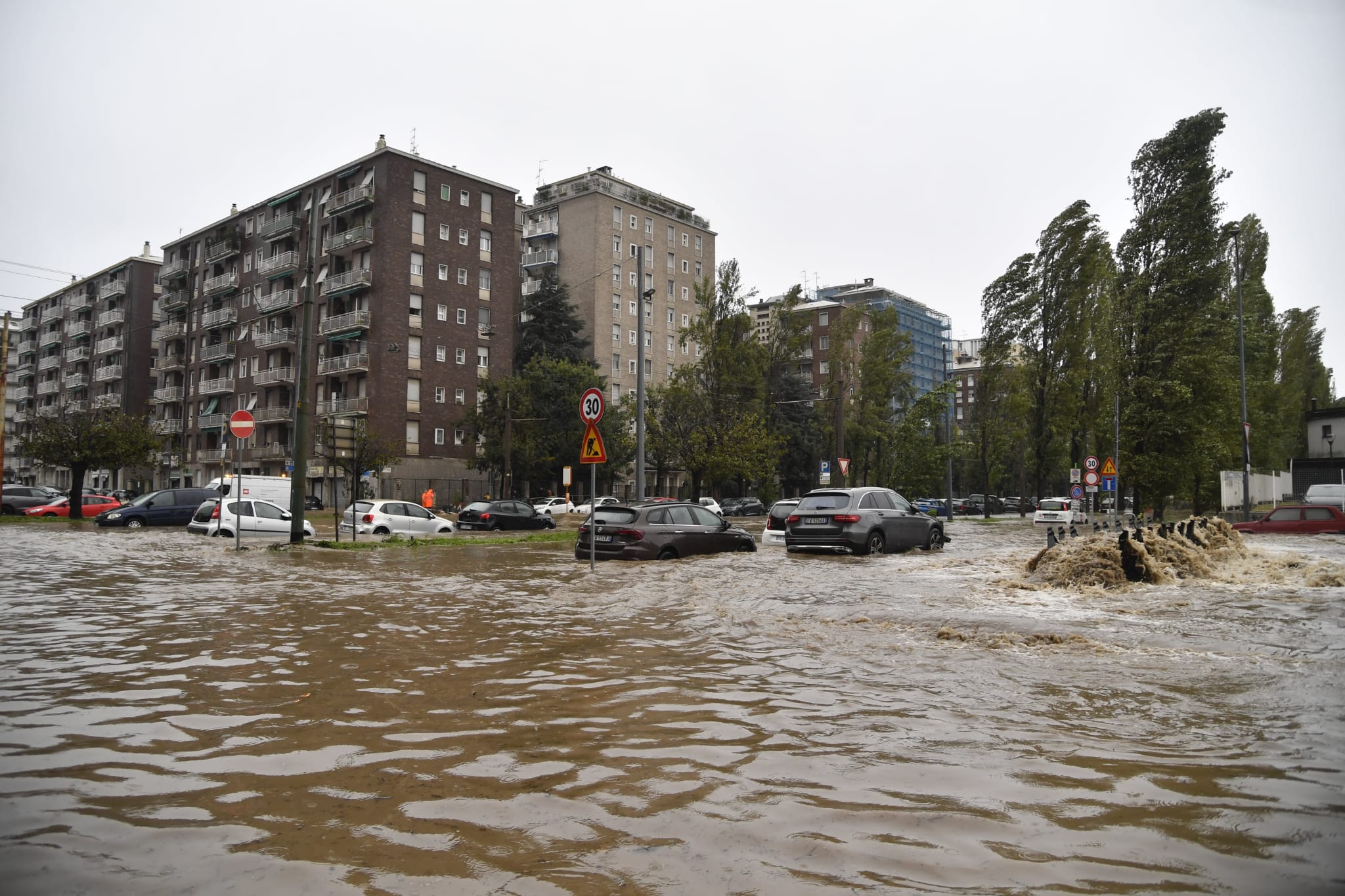 Milano, le immagini della città allagata in Zona Niguarda | Corriere.it