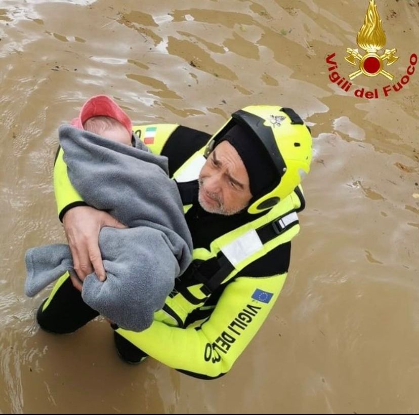 Alluvione Toscana, il pompiere che ha salvato la neonata: «Che emozione ...