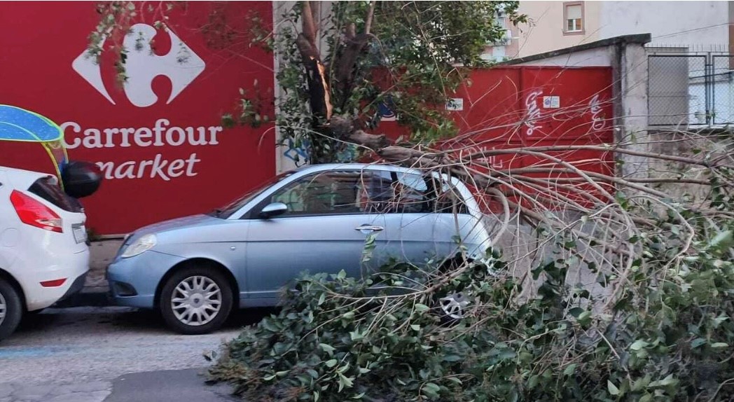 Vento forte a Napoli: danni alla copertura dello stadio Maradona e stop ...
