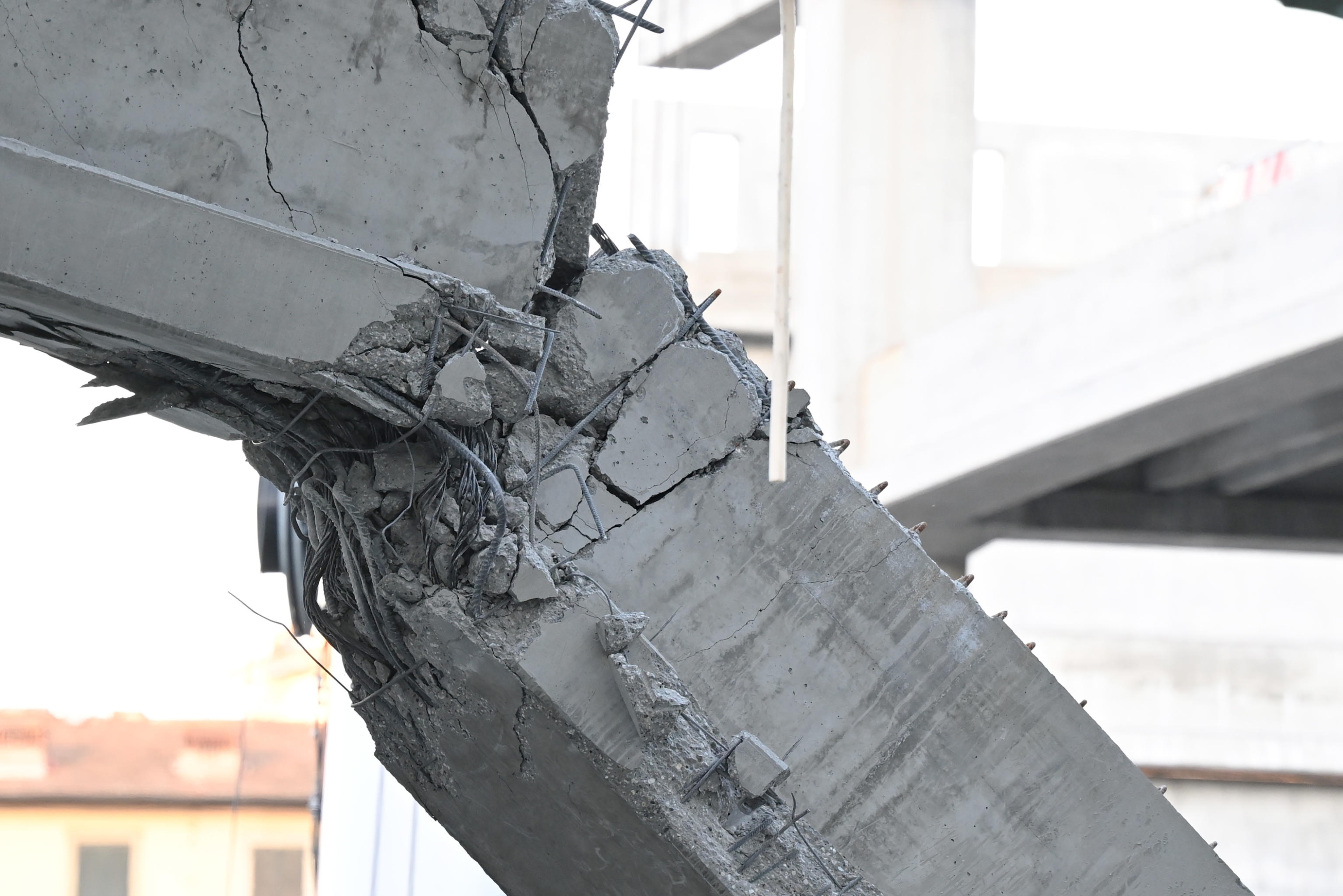 Crollo cantiere Firenze, cosa è successo: la trave spezzata, la caccia ...