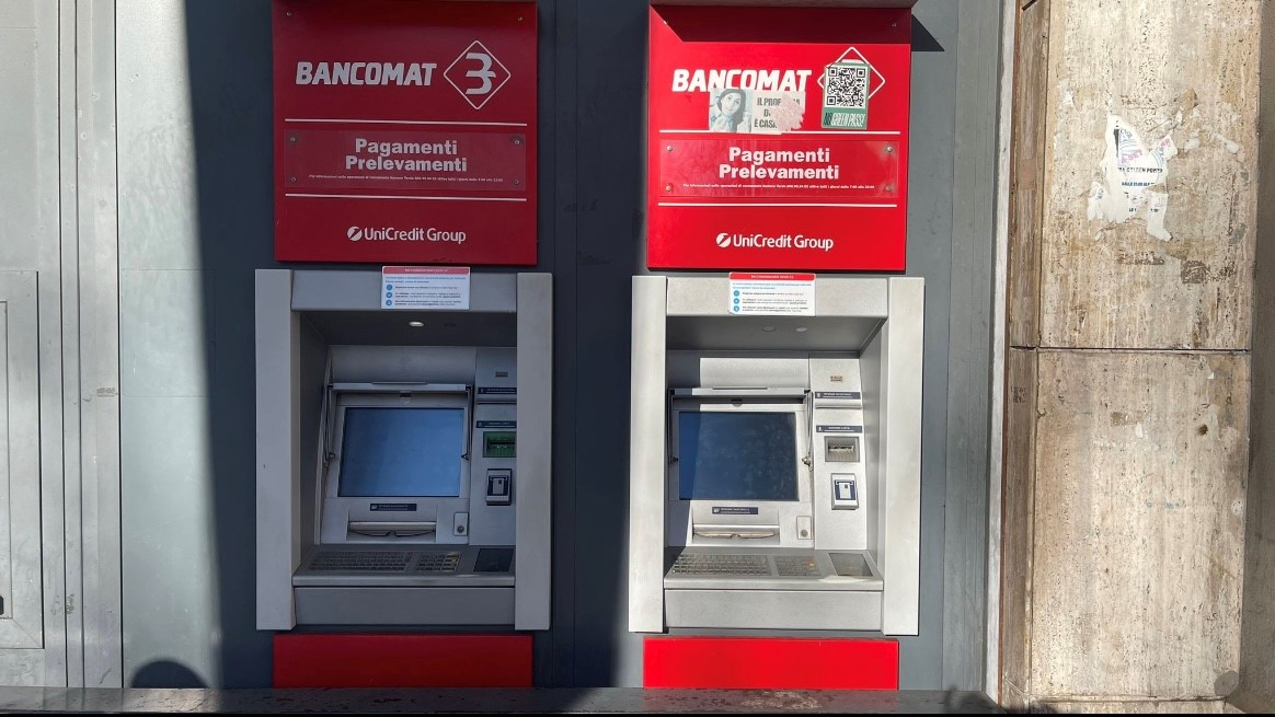 Roma, truffe ai bancomat. «Sportelli Atm troppo vicini, così mi hanno ...