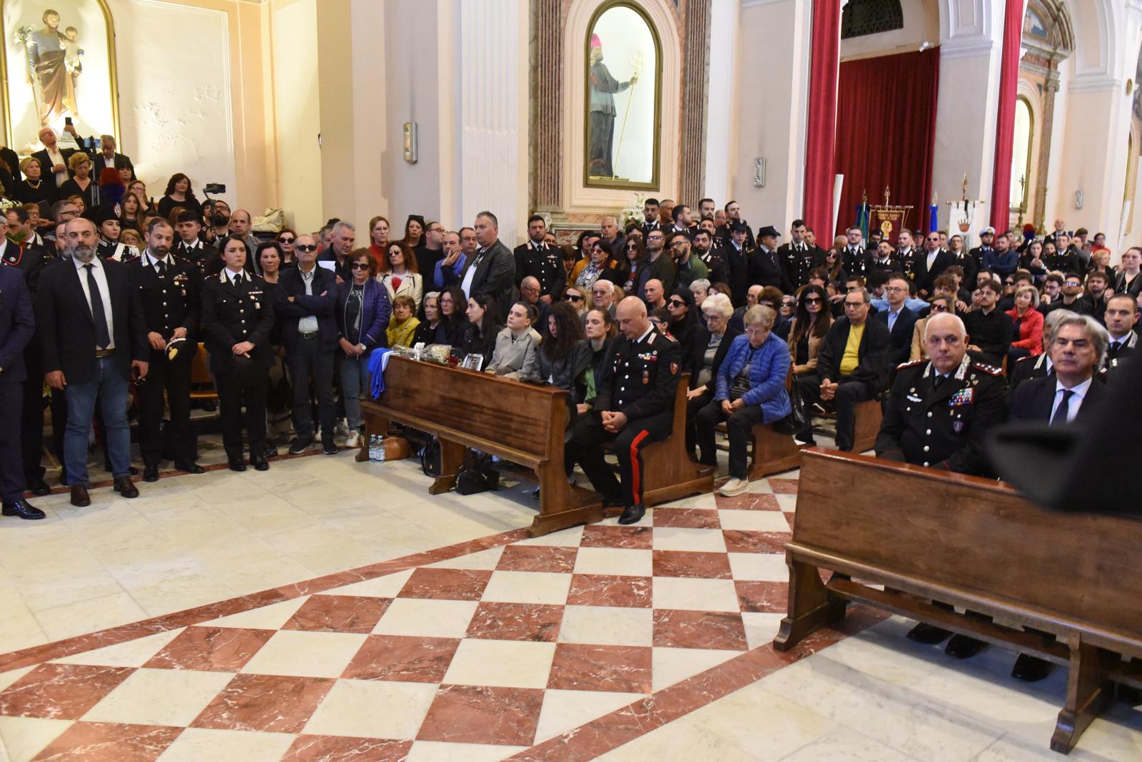 Incidente Campagna, dolore e commozione ai funerali dei due carabinieri in Puglia. Il vescovo ...