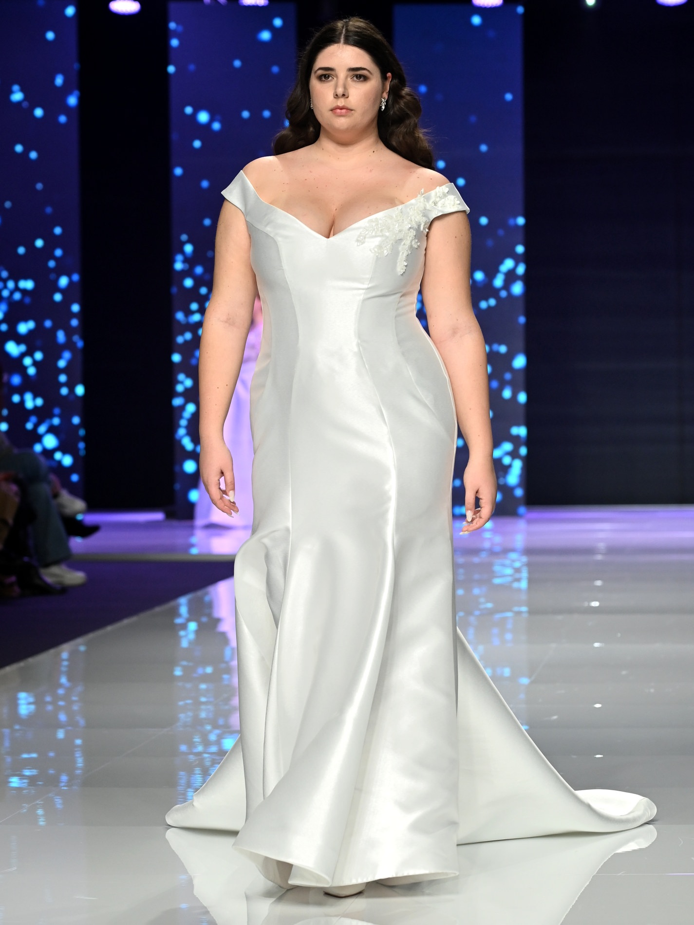 La nuova sposa sa osare, tra spacchi, fiocchi e trasparenze | Corriere.it