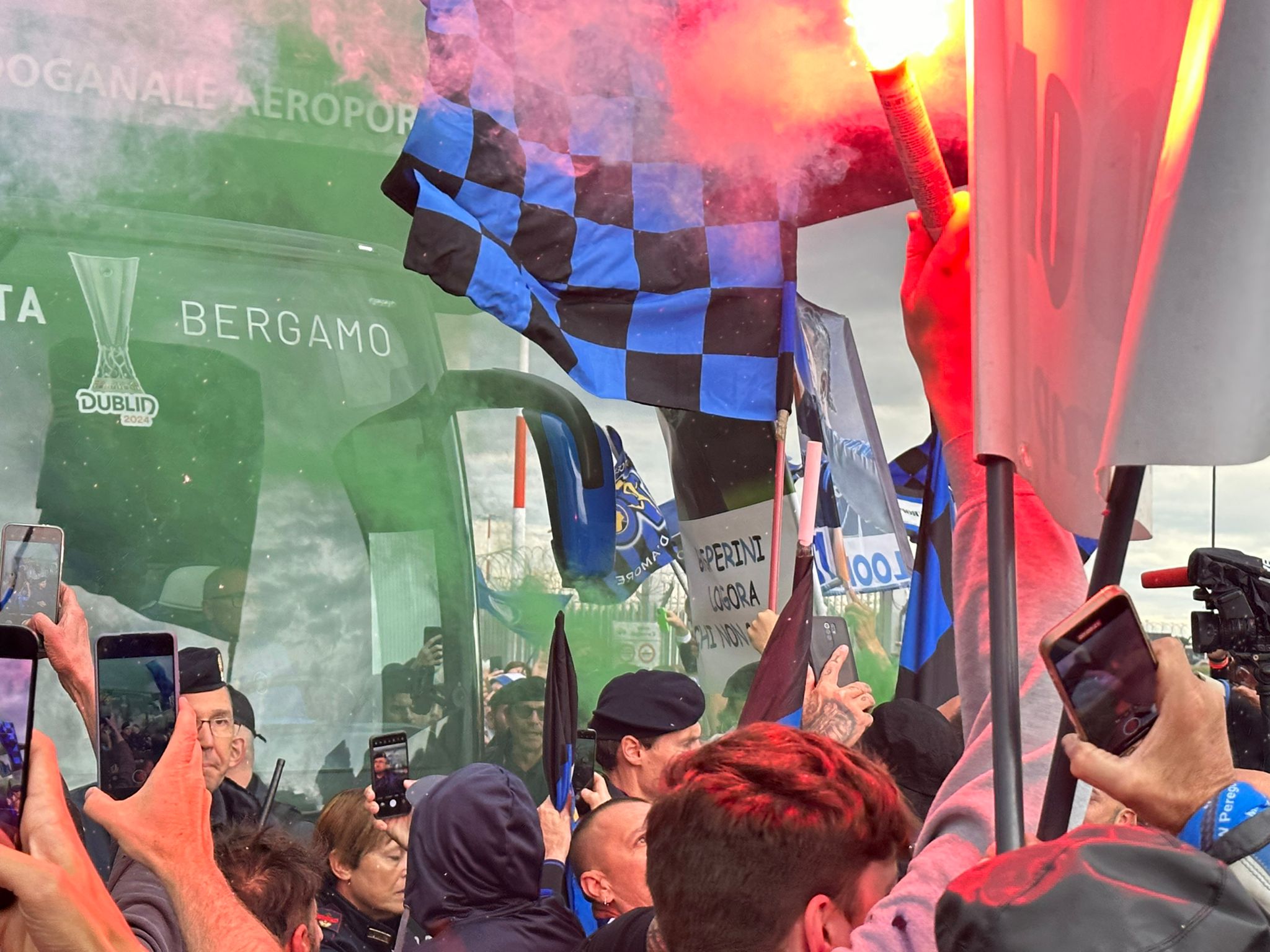 Atalanta, la squadra è tornata tra i cori dei tifosi. Bus «assalito» a ...