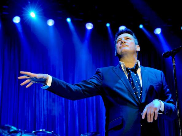 Tony Hadley compie 64 anni: il fotoromanzo a 18 anni, i cinque figli, 7 ...