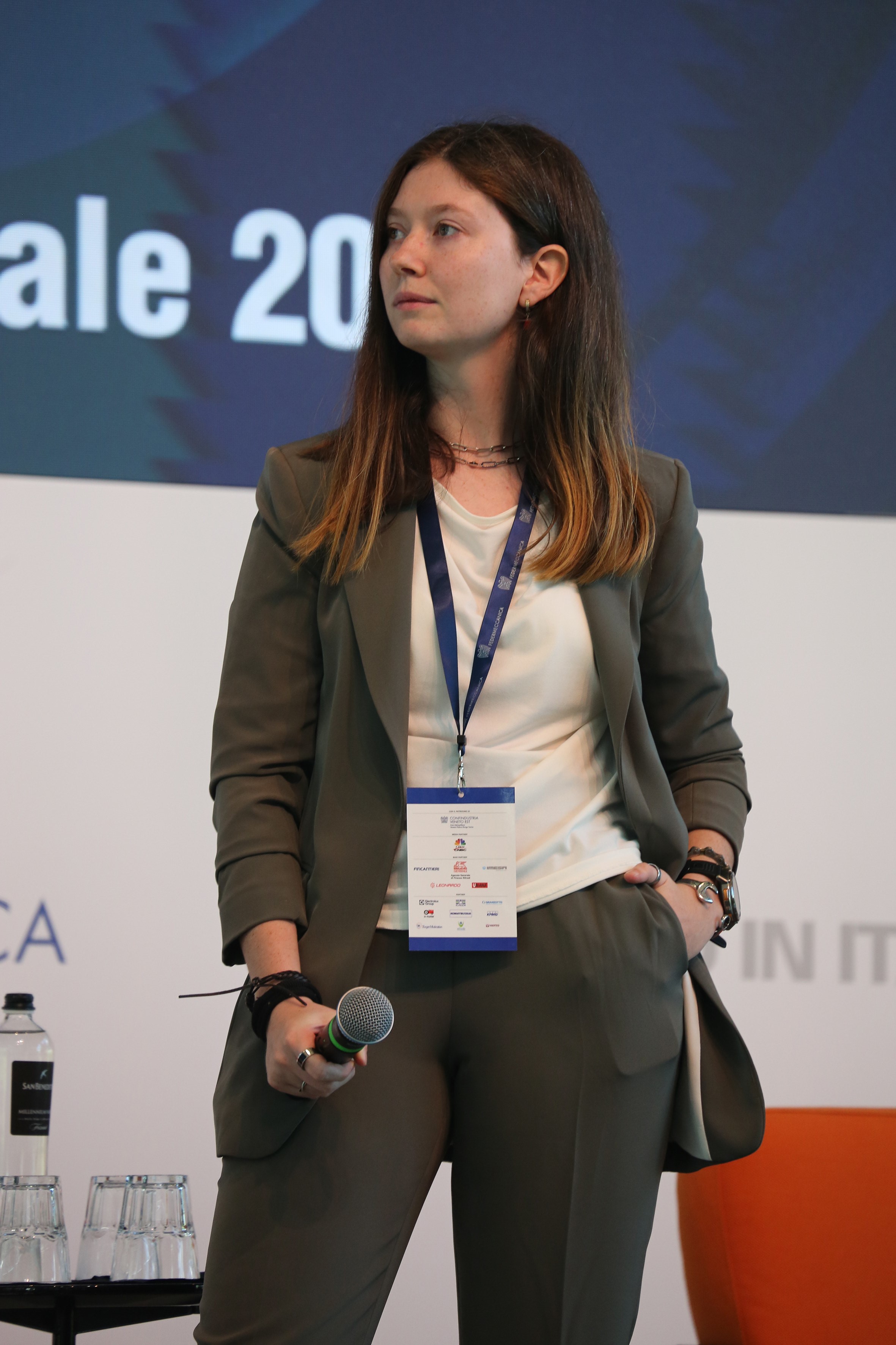 Greta Galli, l'aspirante prof 21enne che insegna sui social come ...