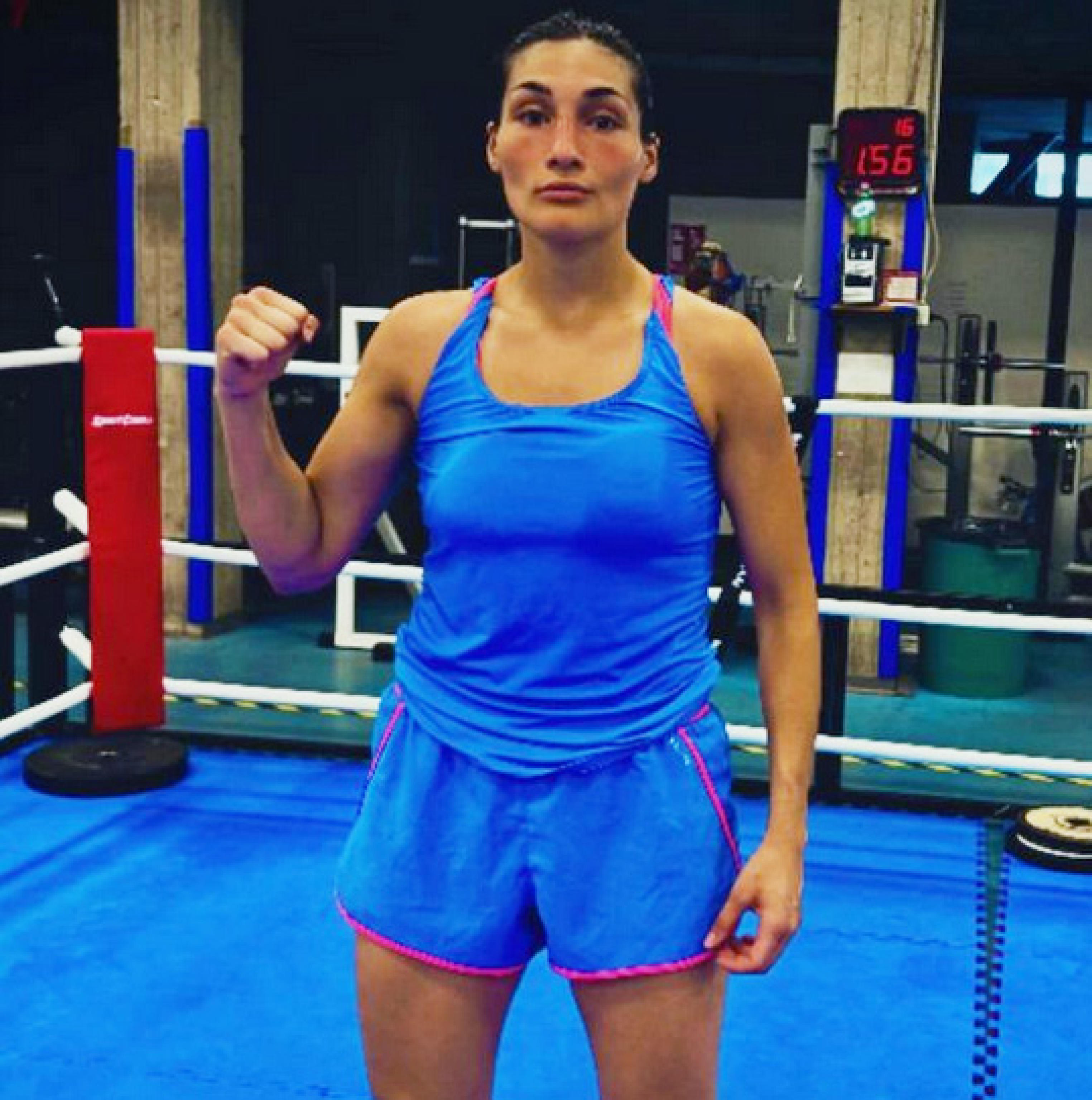 La pugile Imane Khelif sul ring della boxe femminile contro Angela ...