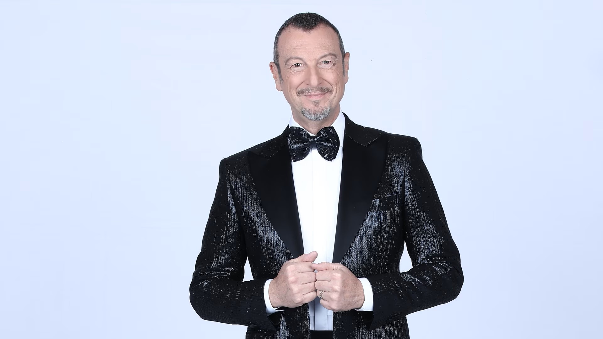 Amadeus compie 63 anni: le origini del nome d'arte, ha recitato nel musical «Grease», 10 segreti ...