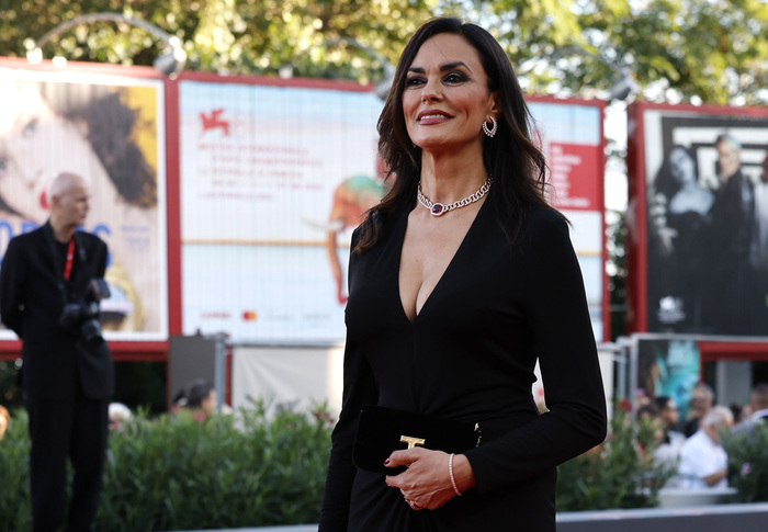 Maria Grazia Cucinotta compie 57 anni: l'esordio a Miss Italia, il ...