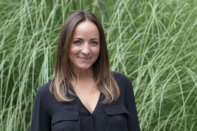 Camila Raznovich compie 50 anni: si è esibita al Karaoke di Fiorello ...