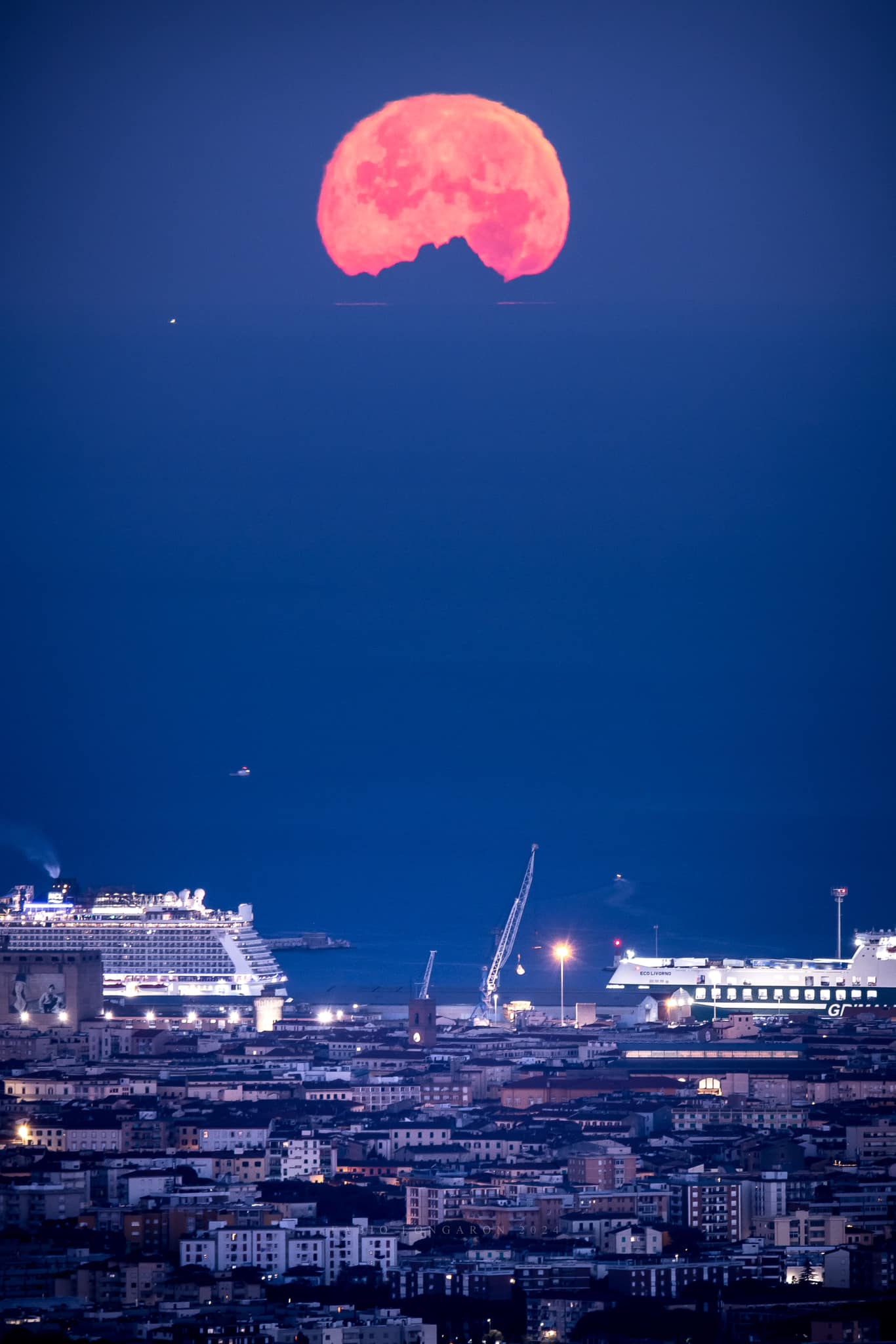 La luna piena (e rosa) su Livorno e il profilo del Monviso: la nuova ...